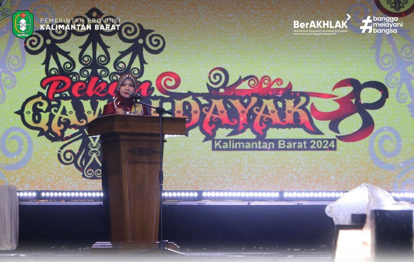 Disaksikan Ribuan Masyarakat, Windy Tutup Pekan Gawai Dayak XXXVIII Provinsi Kalbar - Siap Kalbar